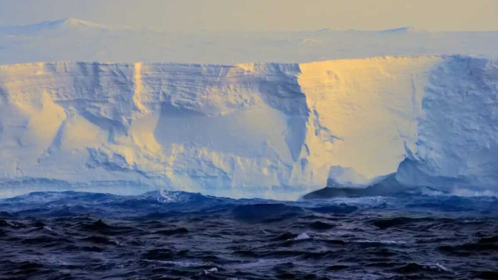 El Iceberg Más Grande del Mundo Se Rompe y Flota a la Deriva en el ...